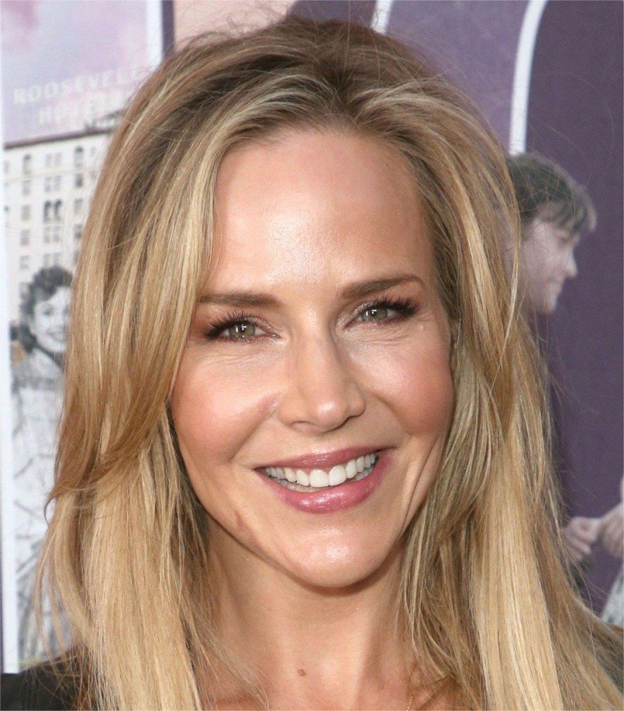 Julie Benz Biography, Net Worth, Height, Weight, Husband, Kids, Movies ...